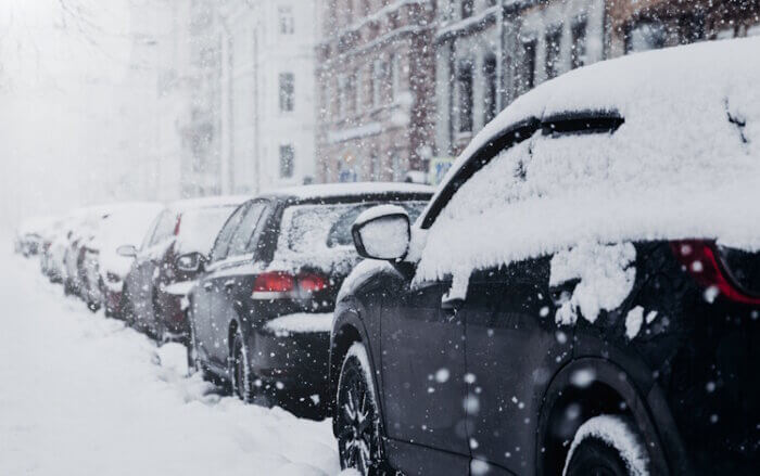 Auto in sneeuw, snow-covered-city-and-cars-much-snow-cars-parked-2025 ...